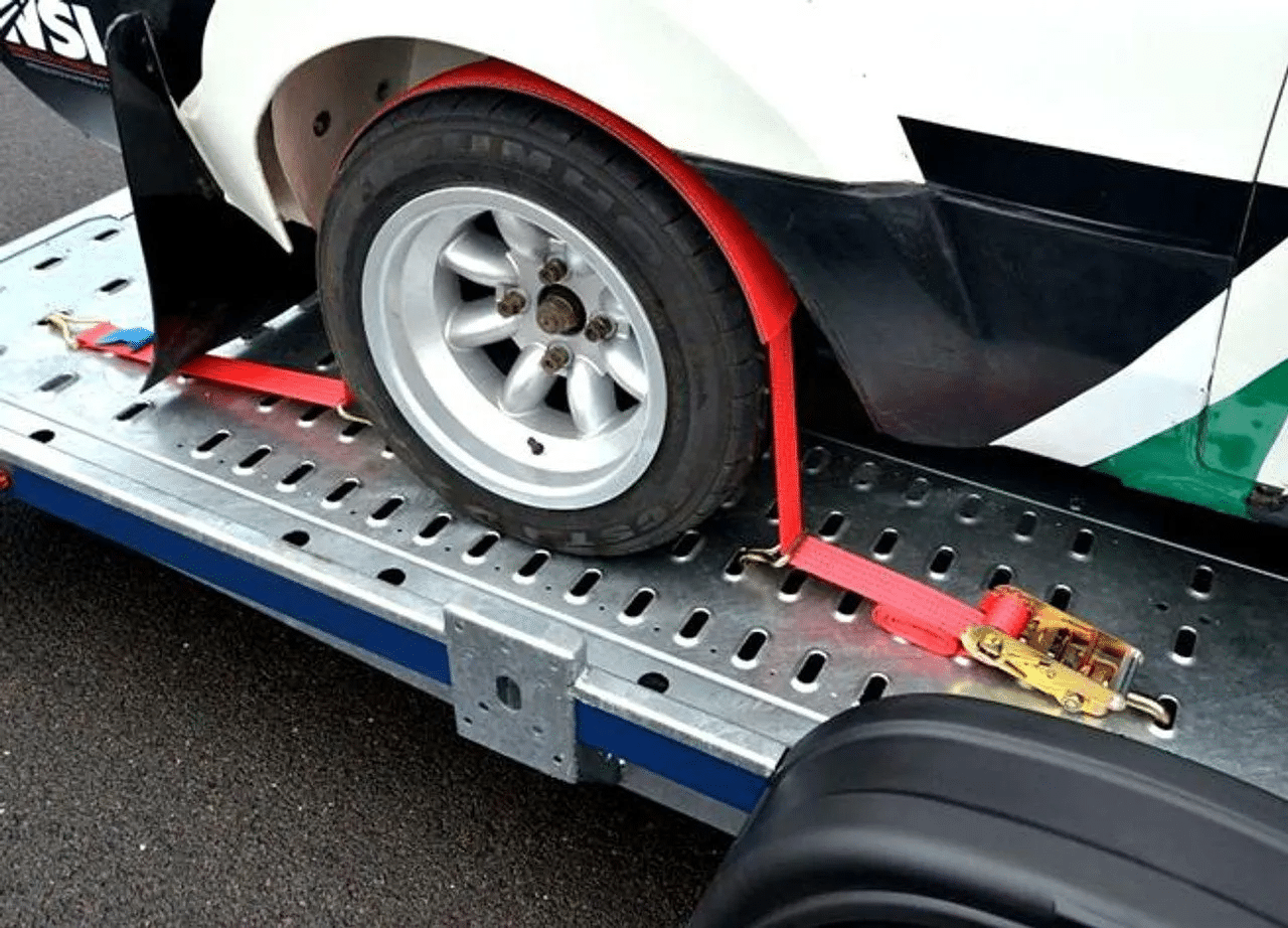 Comment sangler et attacher une voiture sur plateau : Guide